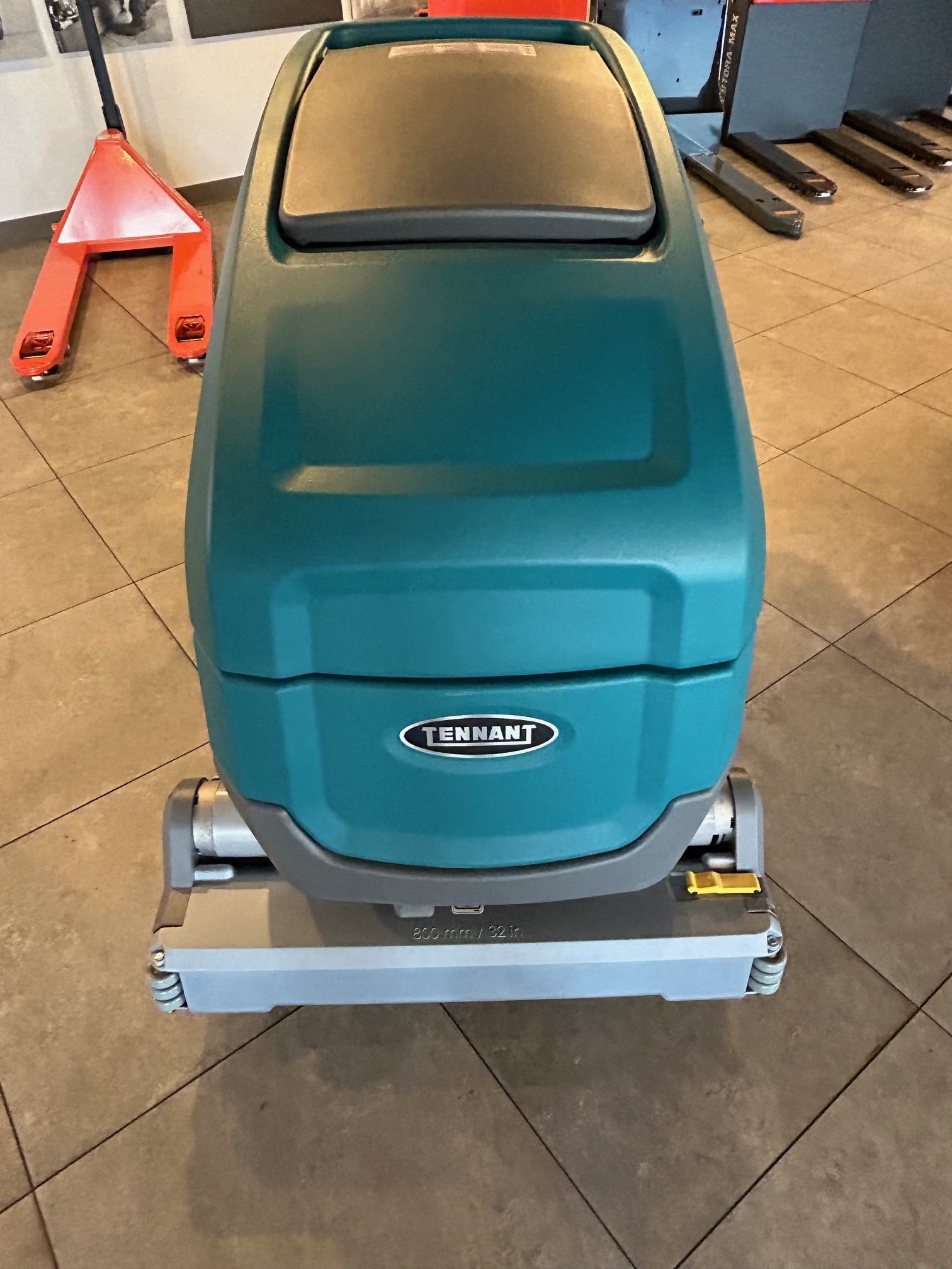TENNANT WALK-BEHIND SCRUBBER T600E | JIT Toyota-Lift